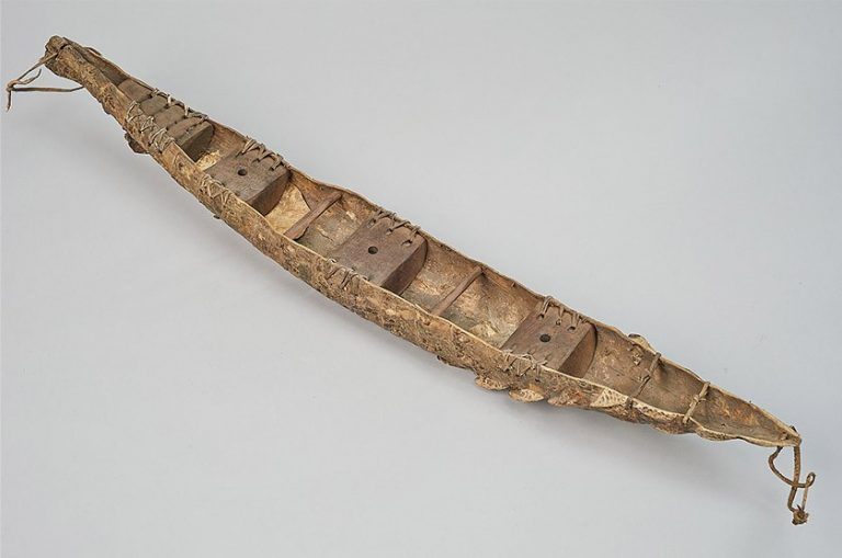 Pirogue miniature – Musée des beaux-arts